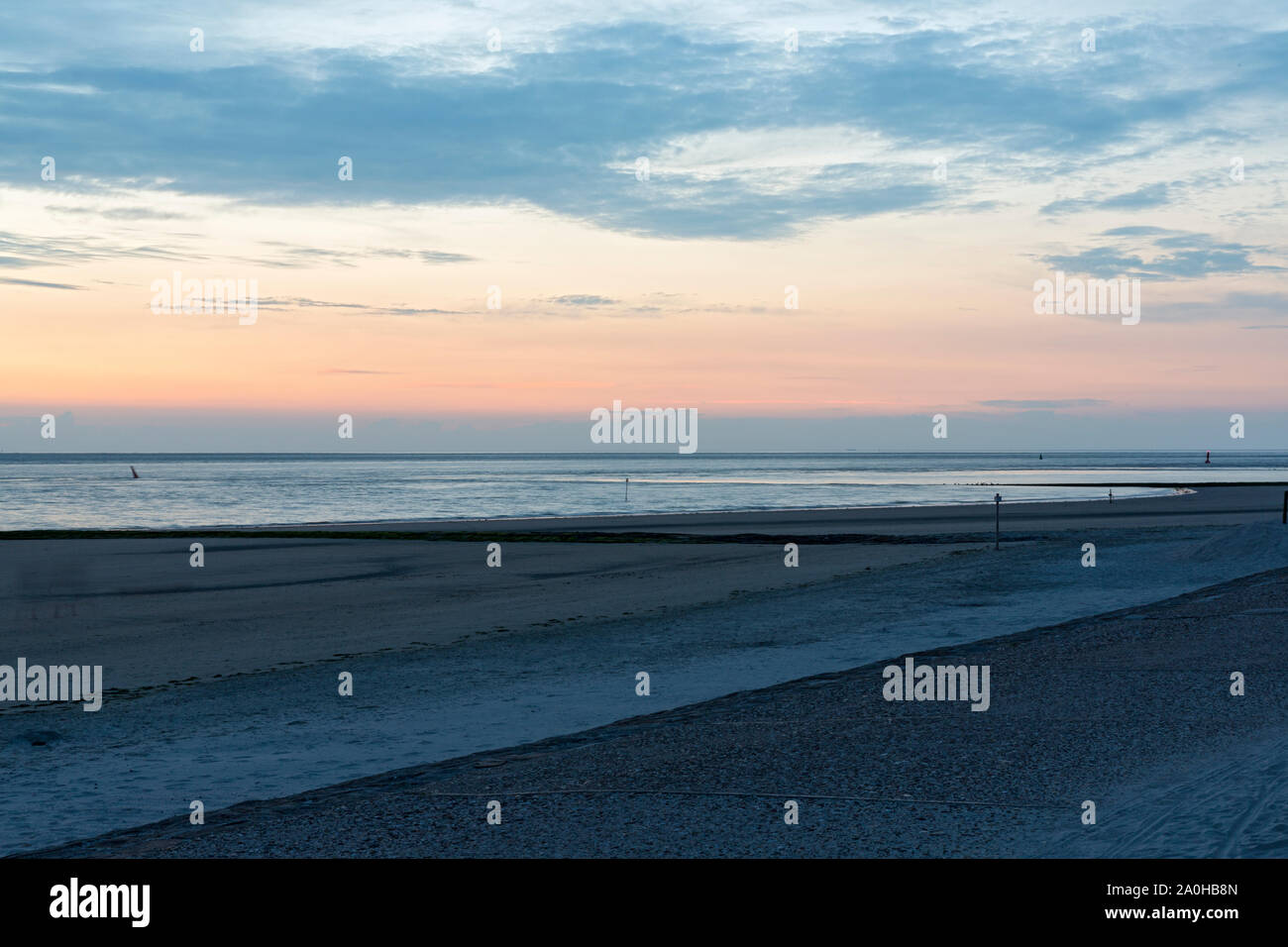 Norderney; Strand, Meer, Himmel, Wolken, Abendstimmung ...