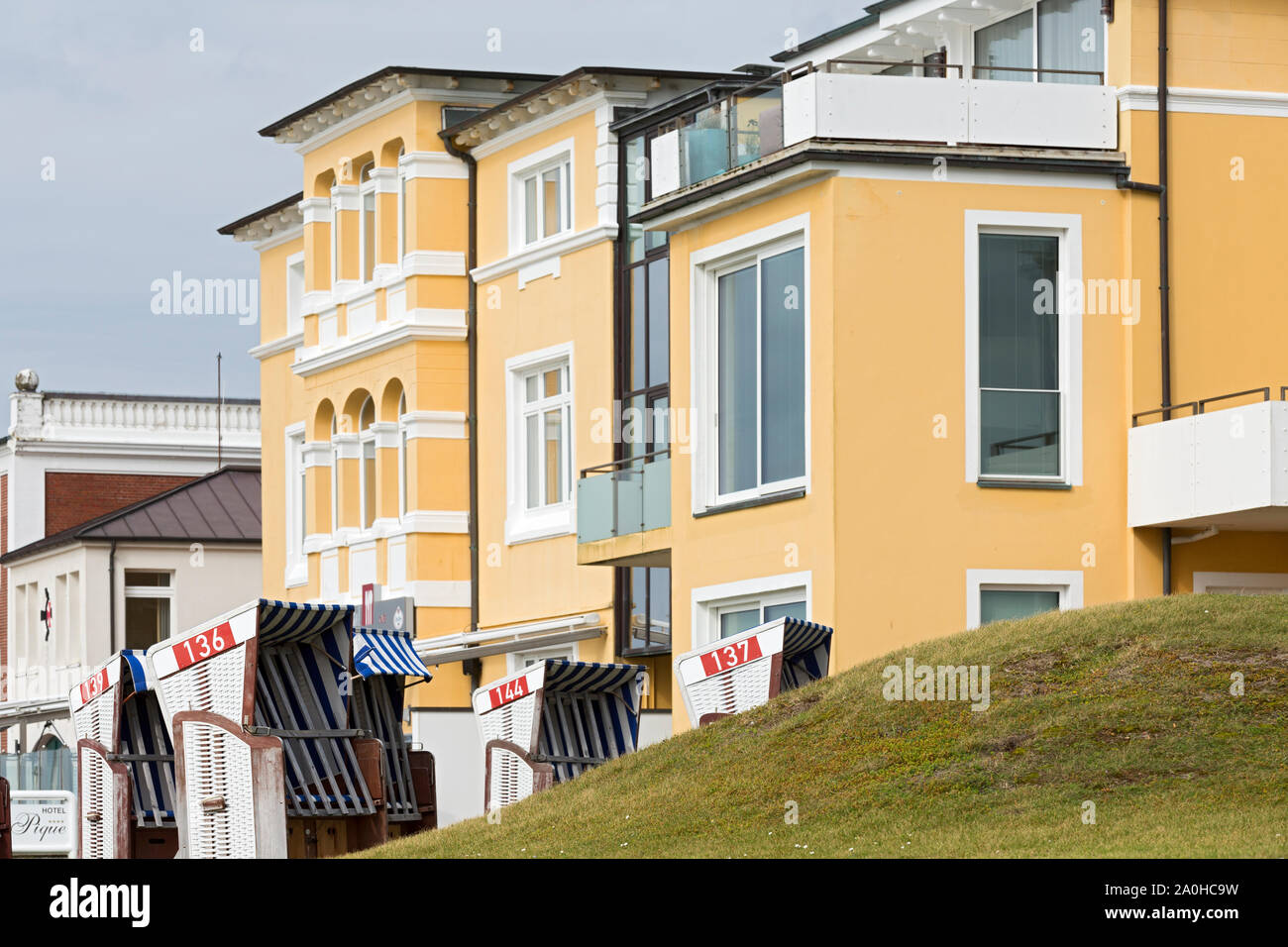 Norderney, Weststrand, Promenade, Strandkorb, Hotel Pique Stock Photo ...
