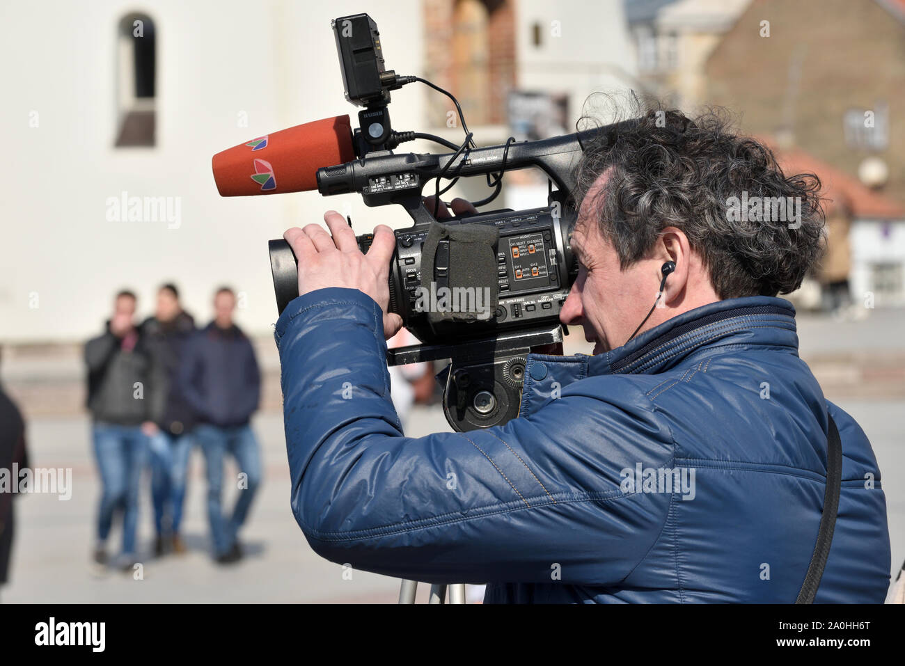 Zoom journalist cameraman action hi-res stock photography and images ...