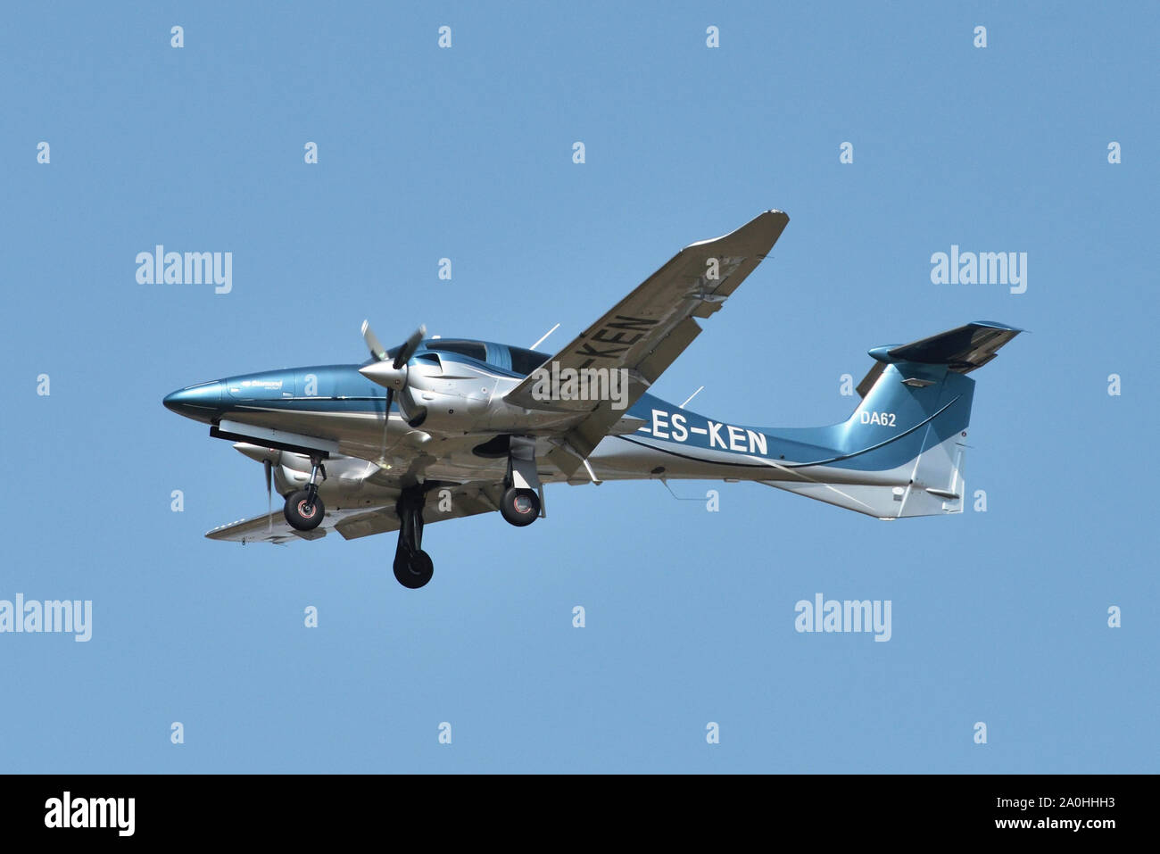 Light twin engine aircraft hi-res stock photography and images - Alamy