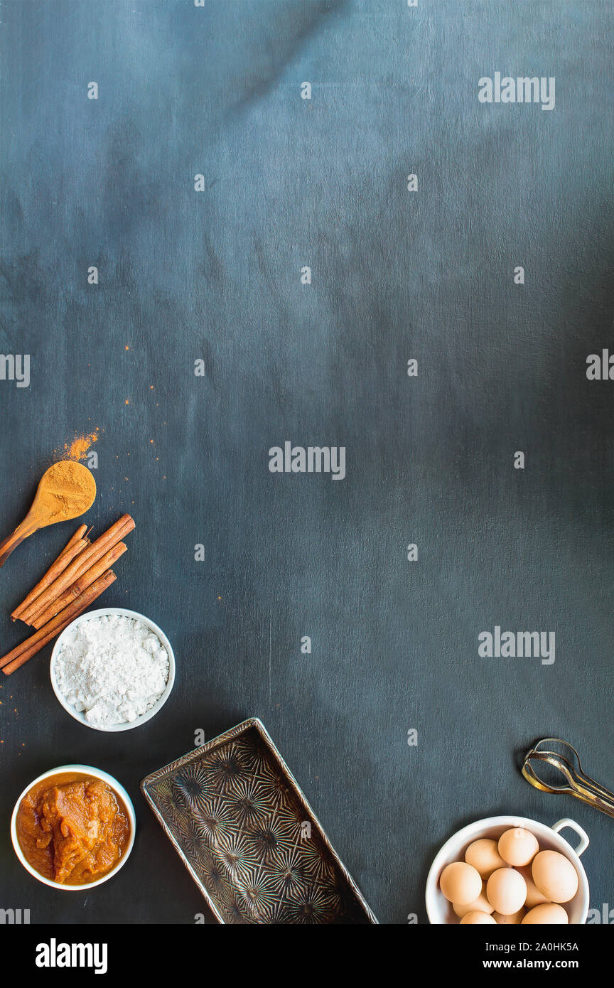 Empty loaf cake pan hi-res stock photography and images - Alamy