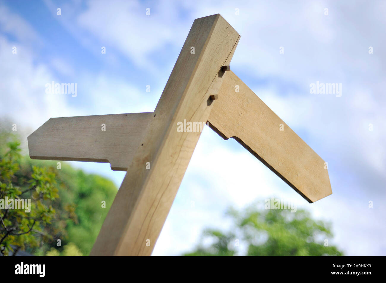 Wooden arrow sign pointing destination hi-res stock photography and ...
