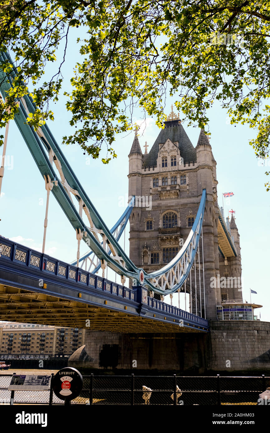Blue sky cityscape of london hi-res stock photography and images - Alamy