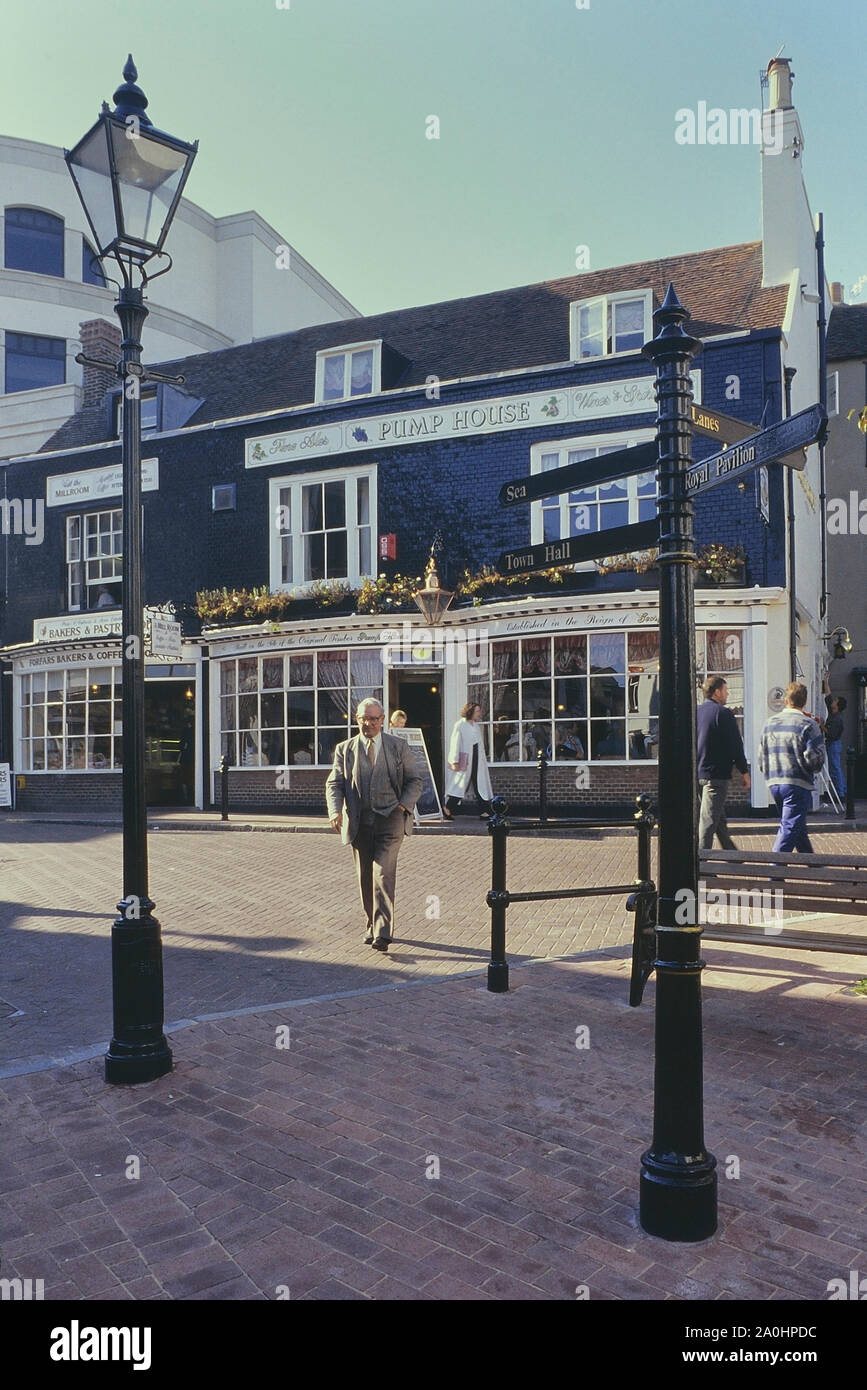 People shopping 1990s hi-res stock photography and images - Alamy