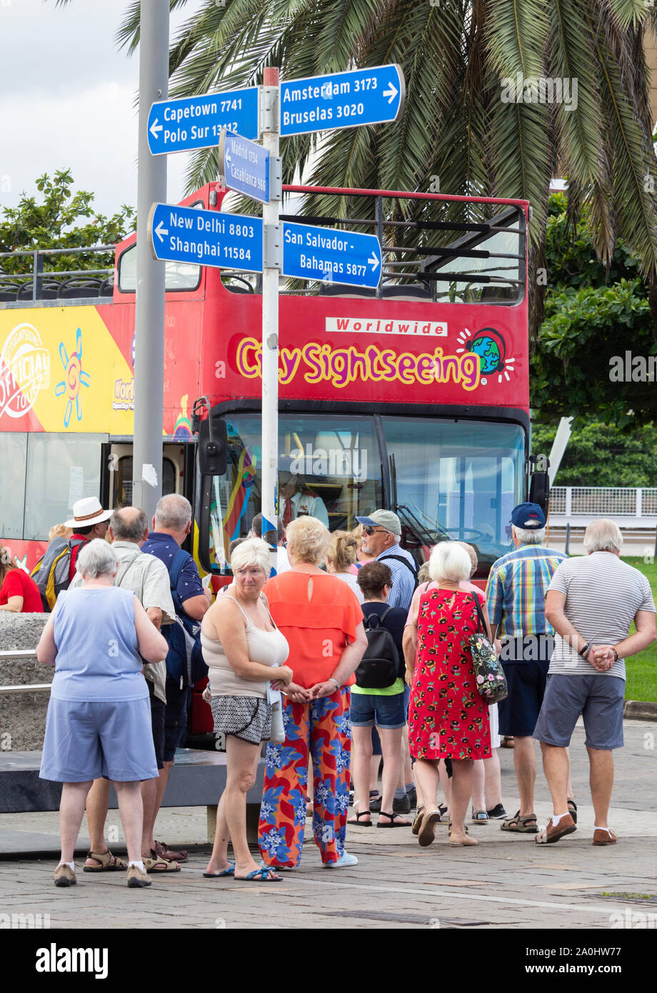 British queuing hi-res stock photography and images - Alamy