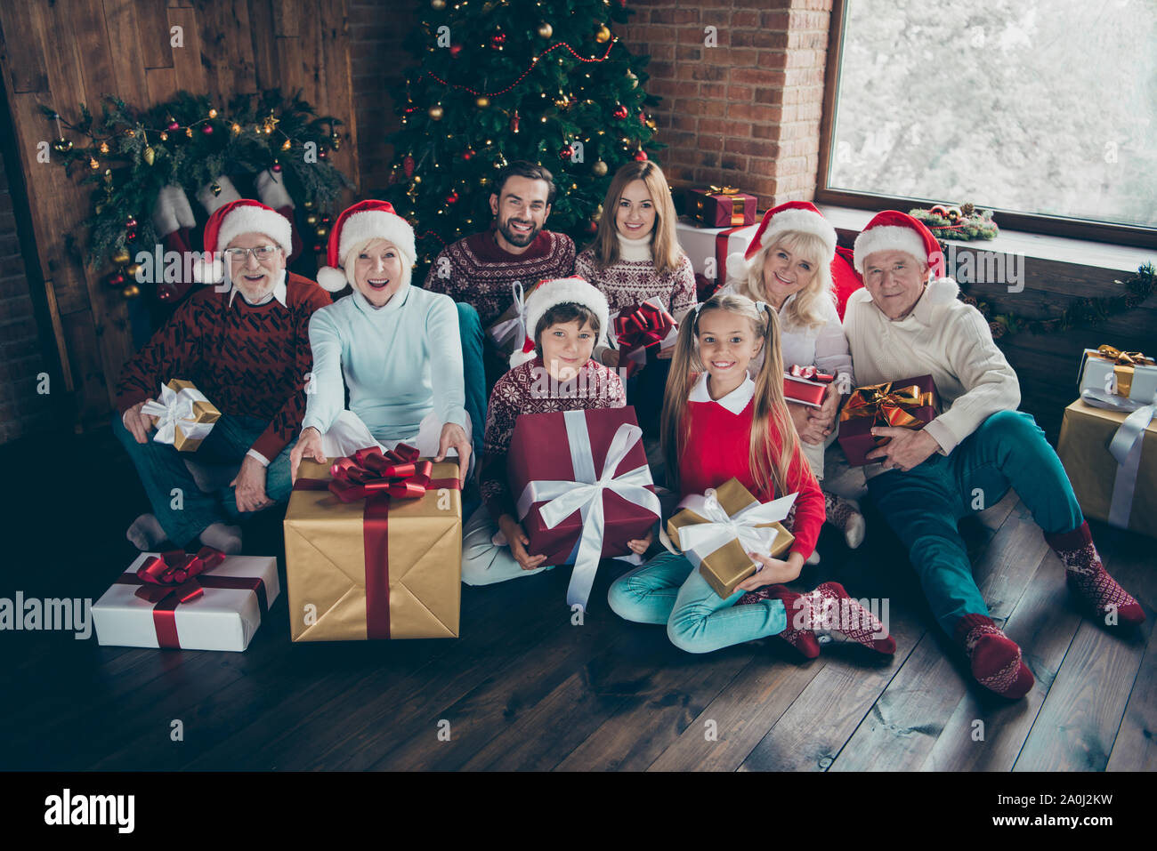 Large family gathering hi-res stock photography and images - Alamy