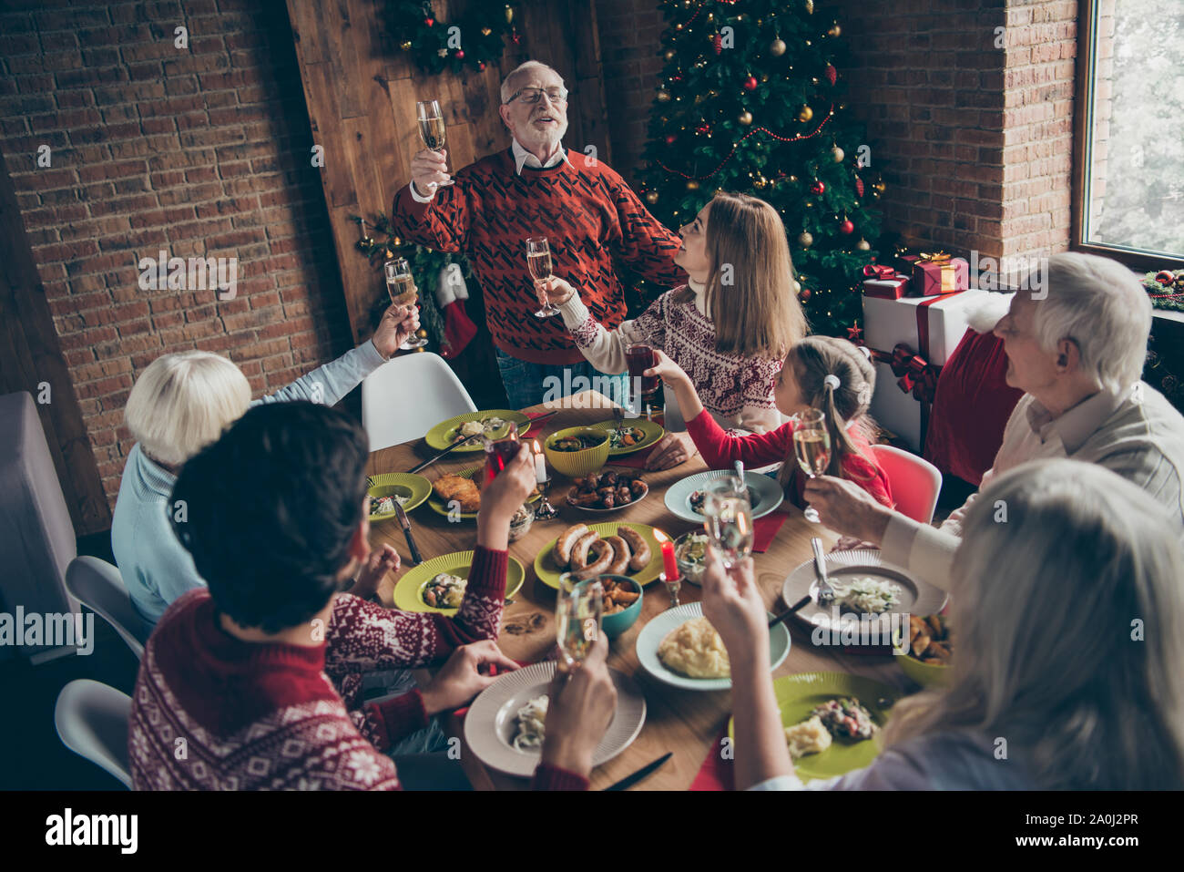 Large family gathering hi-res stock photography and images - Alamy