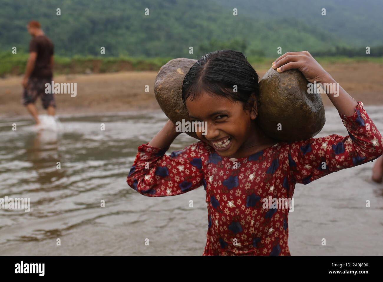 A girl carry stones from a river in Sylhet, Bangladesh Stock Photo - Alamy