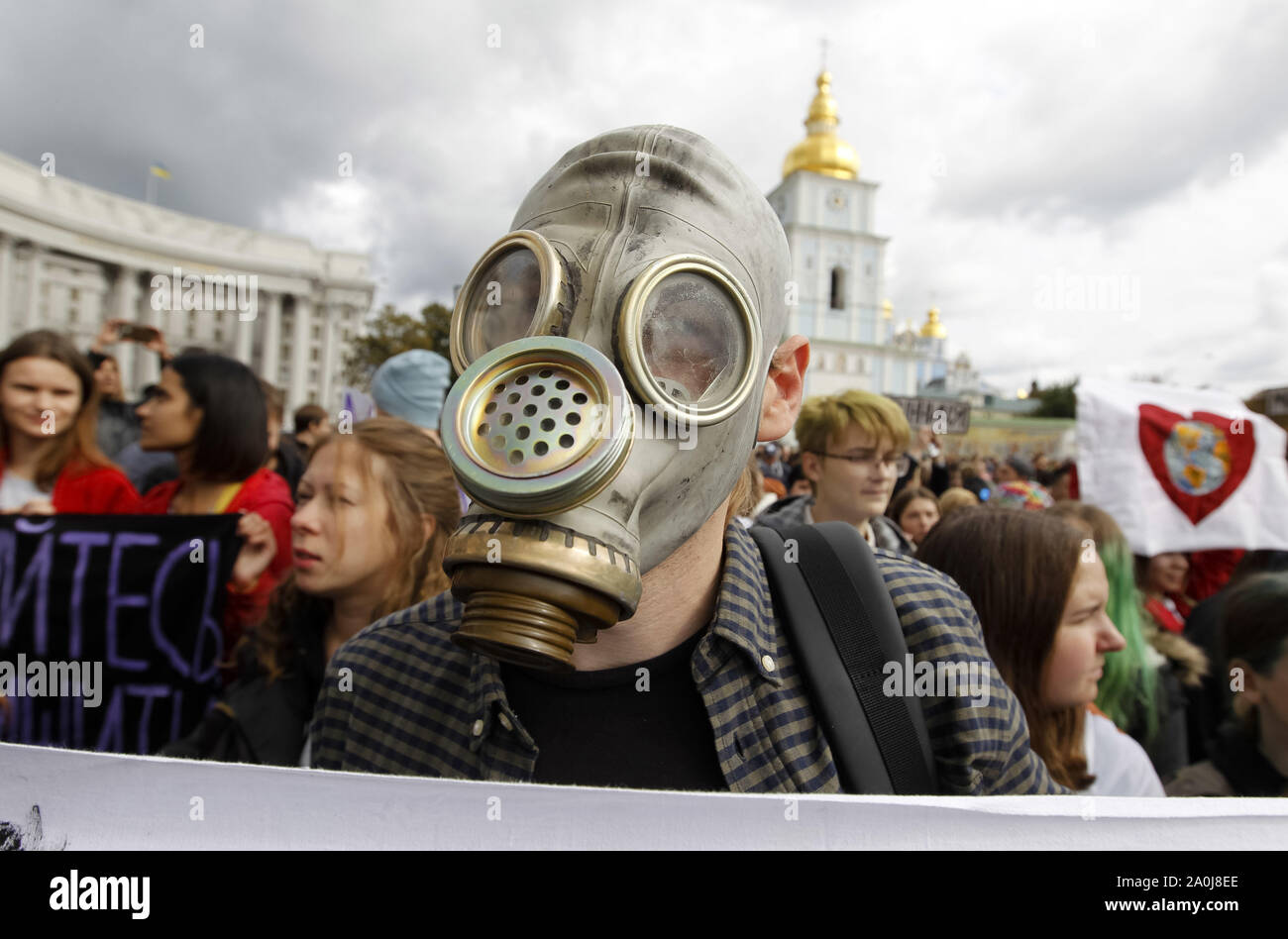 Kiev, Ukraine. 20th Sep, 2019. An Ukrainian man in gas mask attends the ...
