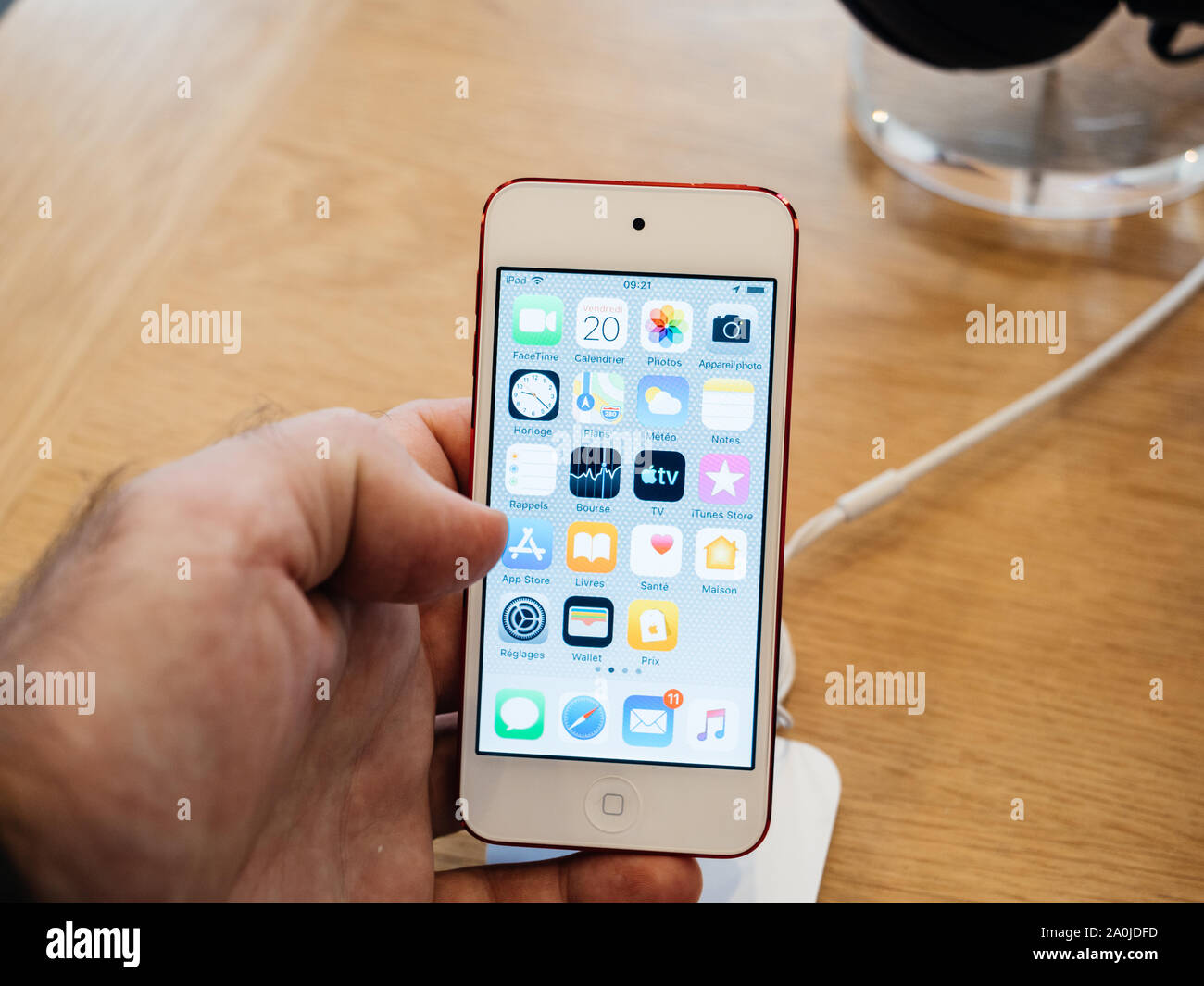 Hand holding ipod hi-res stock photography and images - Alamy