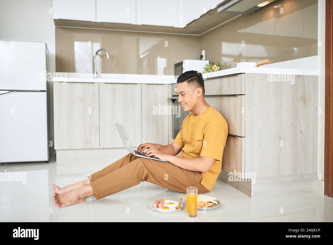 Man eating and working with laptop hi-res stock photography and images ...