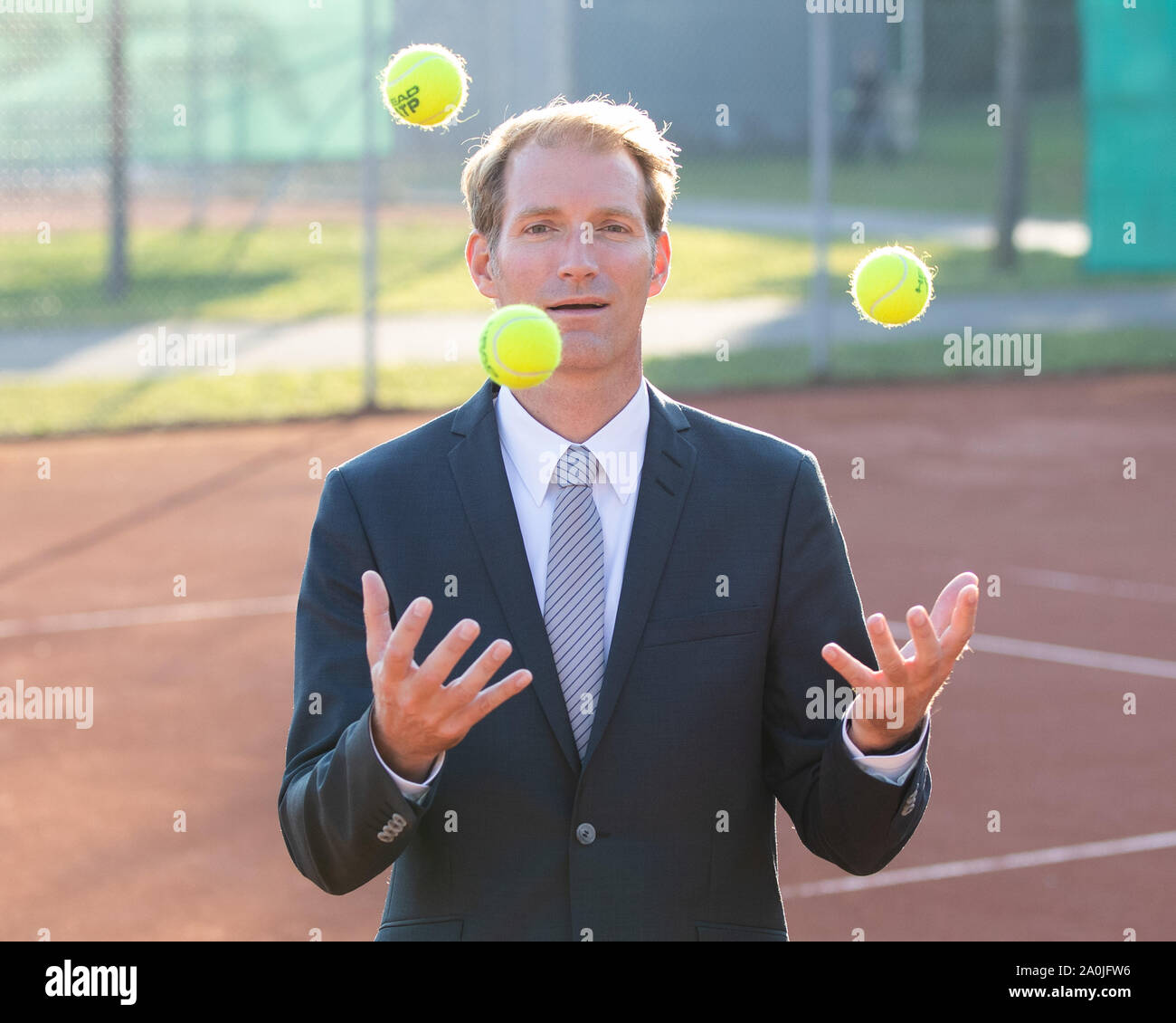 Man throwing tennis ball up hi-res stock photography and images - Alamy