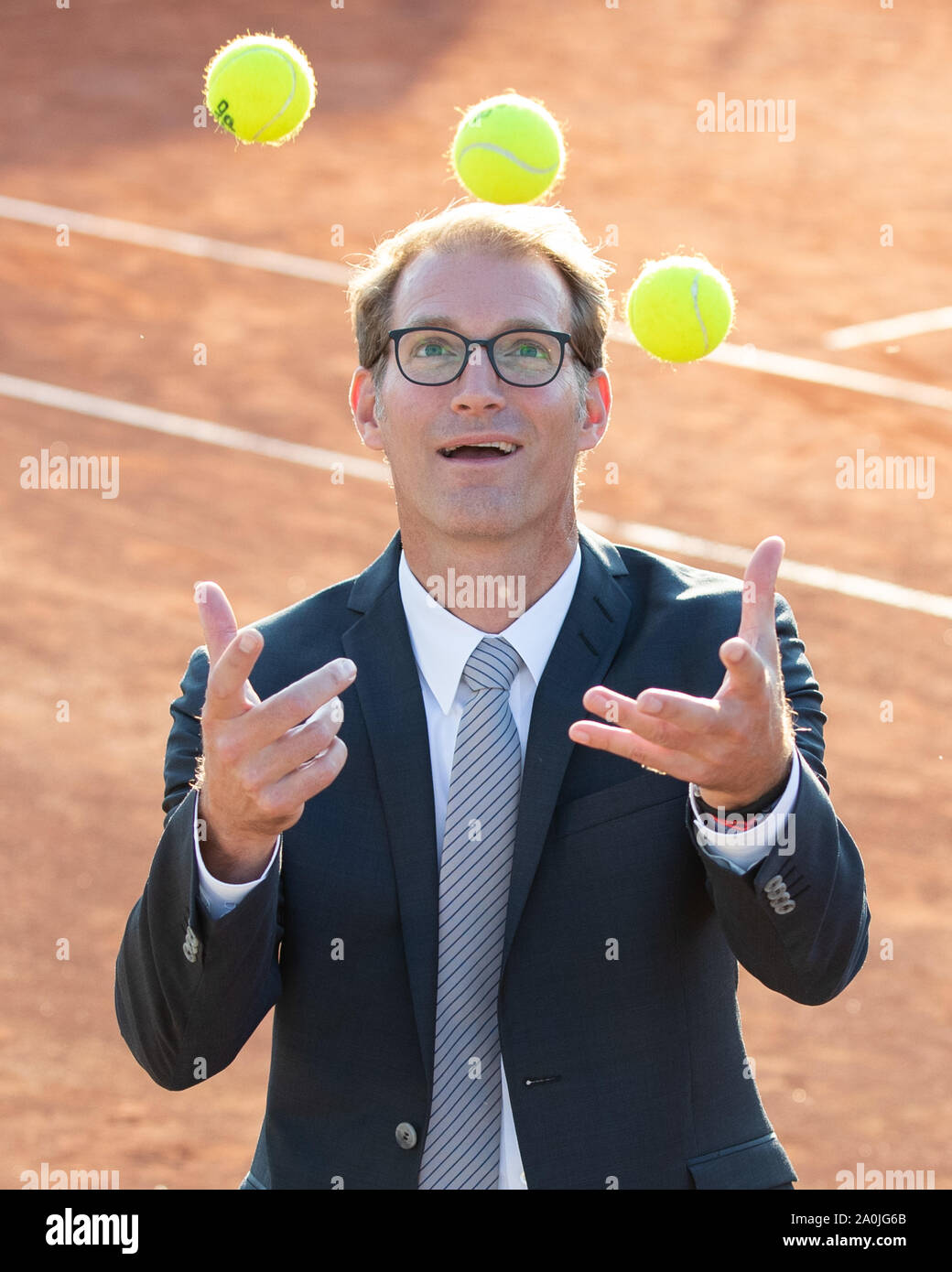 Man juggling tennis balls hi-res stock photography and images - Alamy