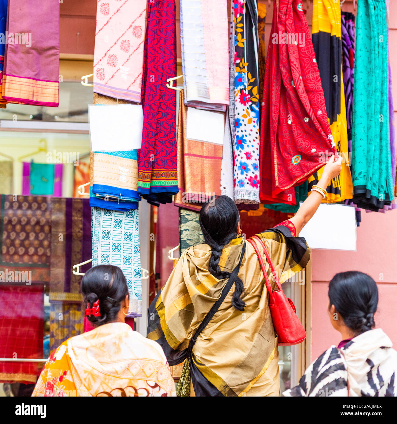 Sari shop india hi-res stock photography and images - Alamy