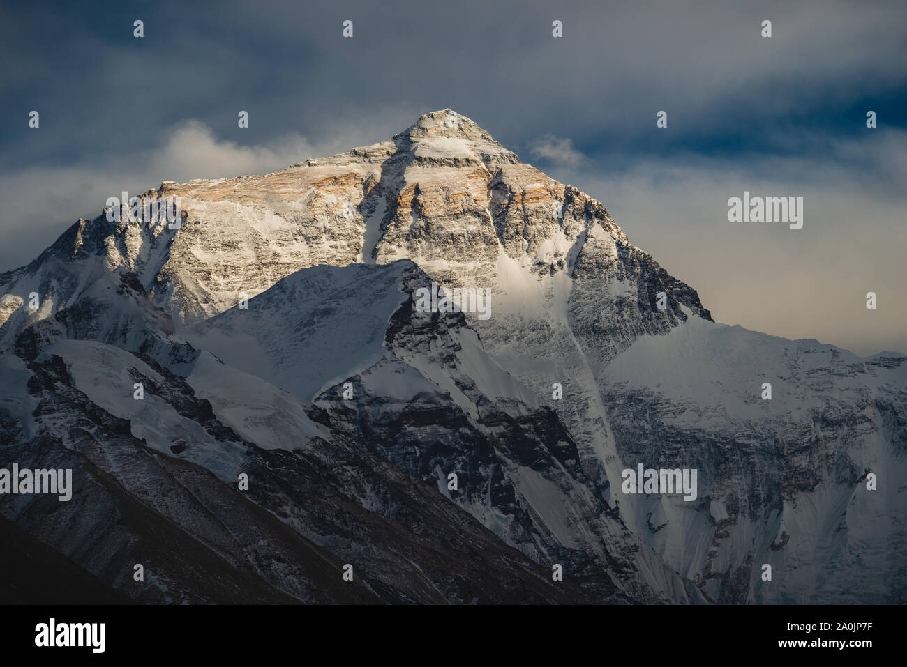 The last rays of sunlight stretch across the peak of Mount Everest in ...