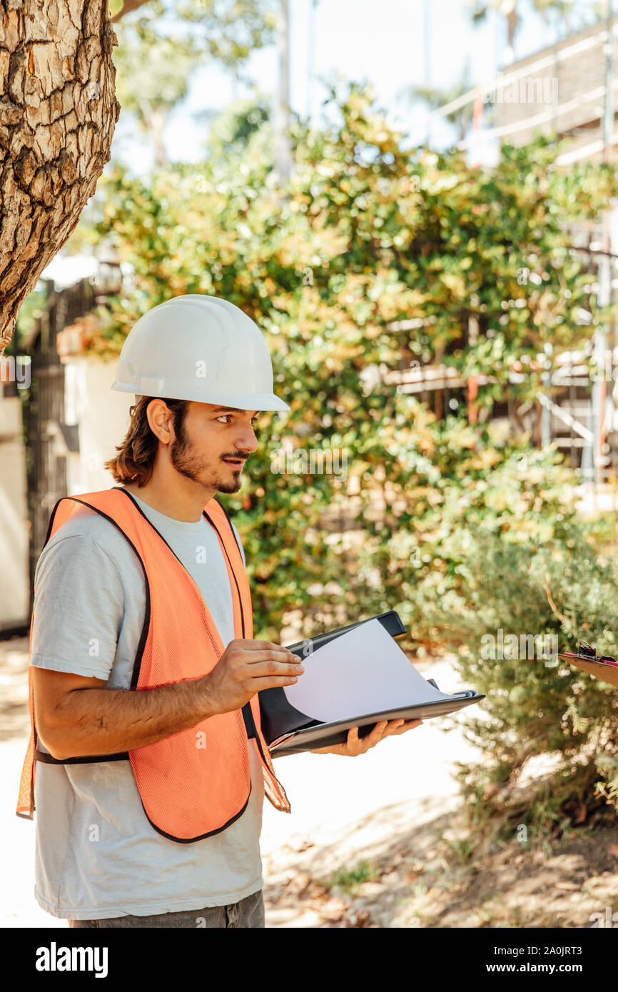 Man working outside hi-res stock photography and images - Alamy