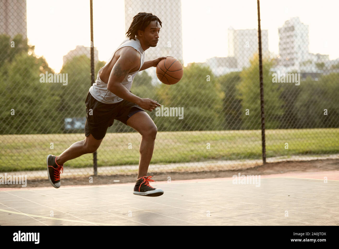 Street hoops ball hi-res stock photography and images - Alamy