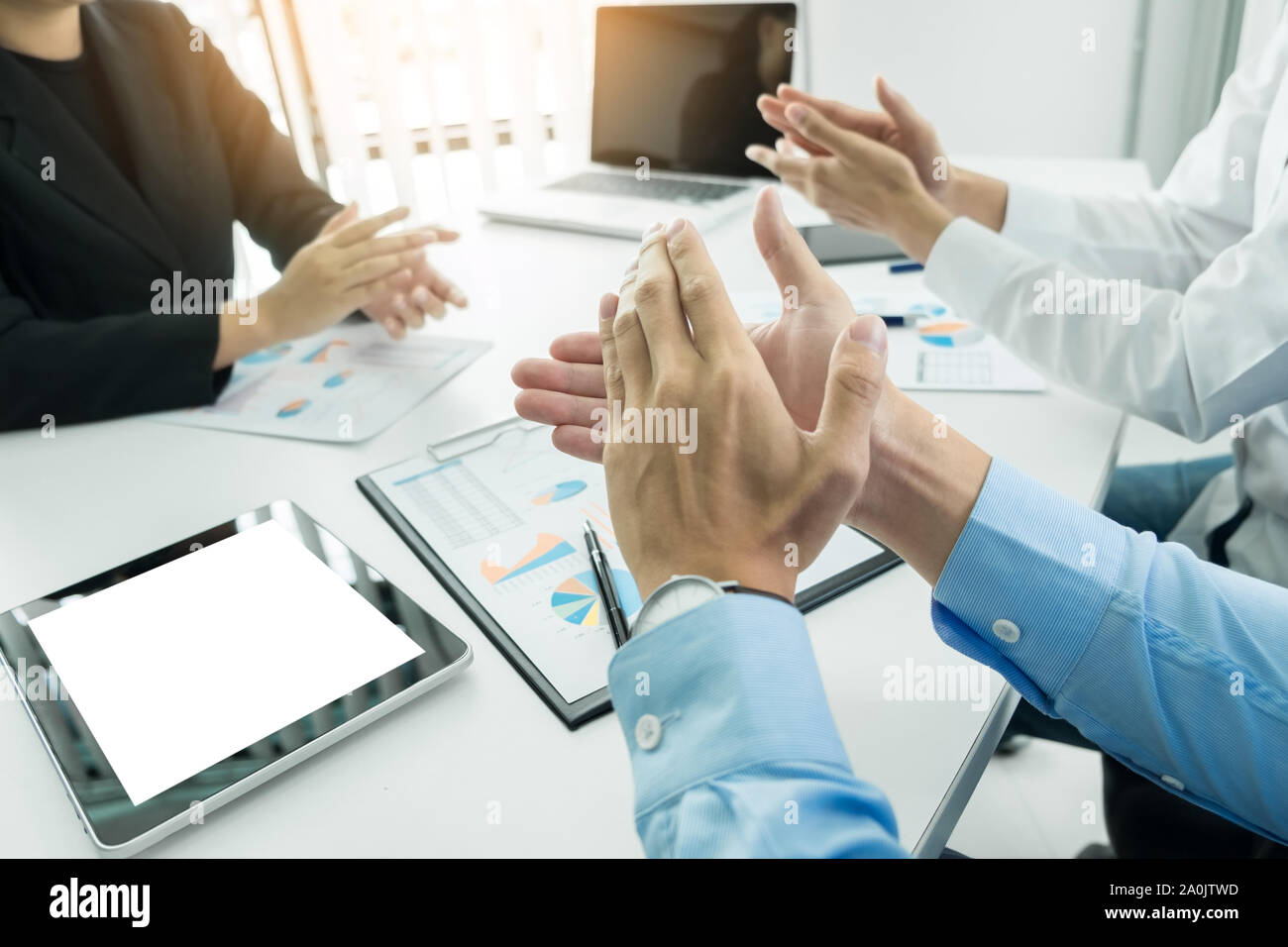 Person addressing a group hi-res stock photography and images - Alamy