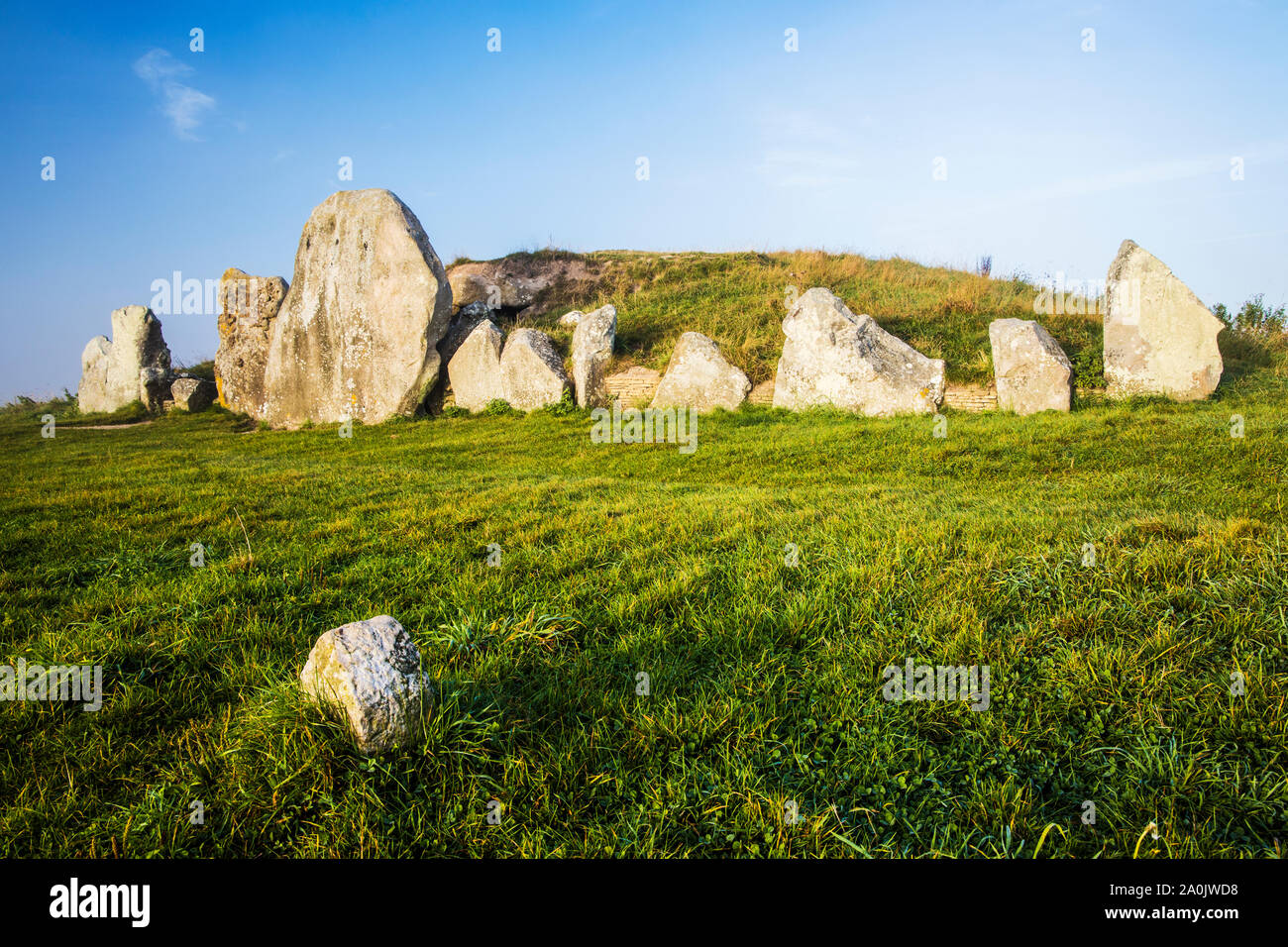 The West Kennet Long Barrow in Wiltshire Stock Photo - Alamy