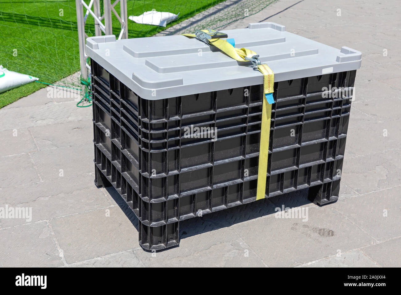 Shipping crate hi-res stock photography and images - Alamy