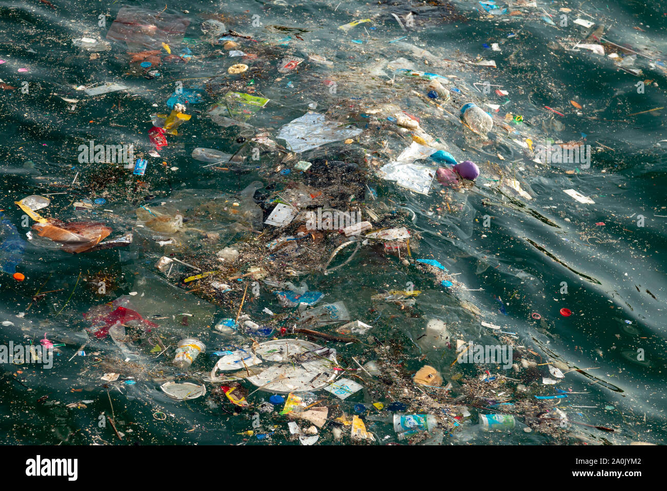 Litter at sea, environmental pollution Stock Photo - Alamy