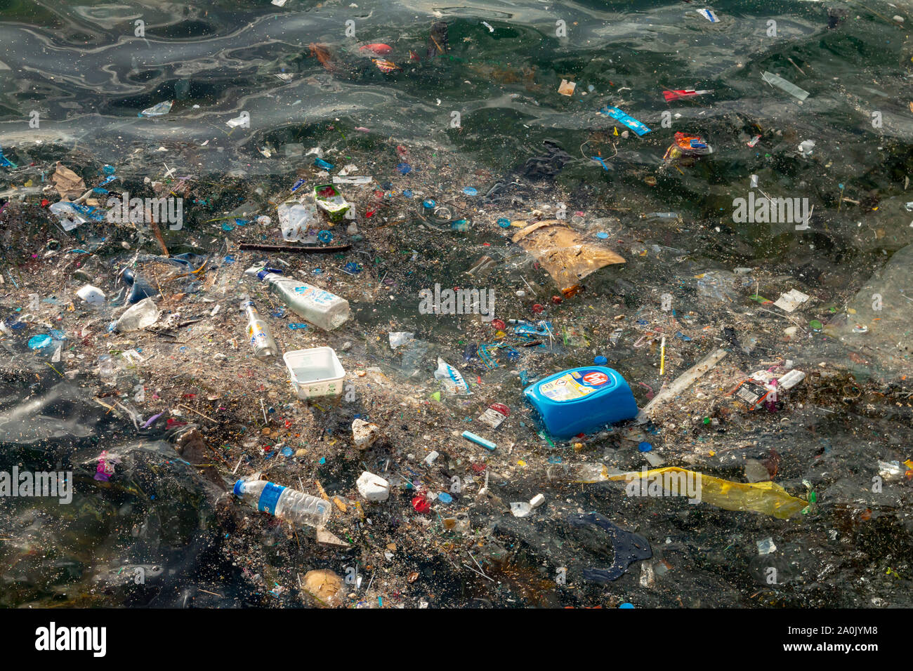 Litter at sea, environmental pollution Stock Photo - Alamy