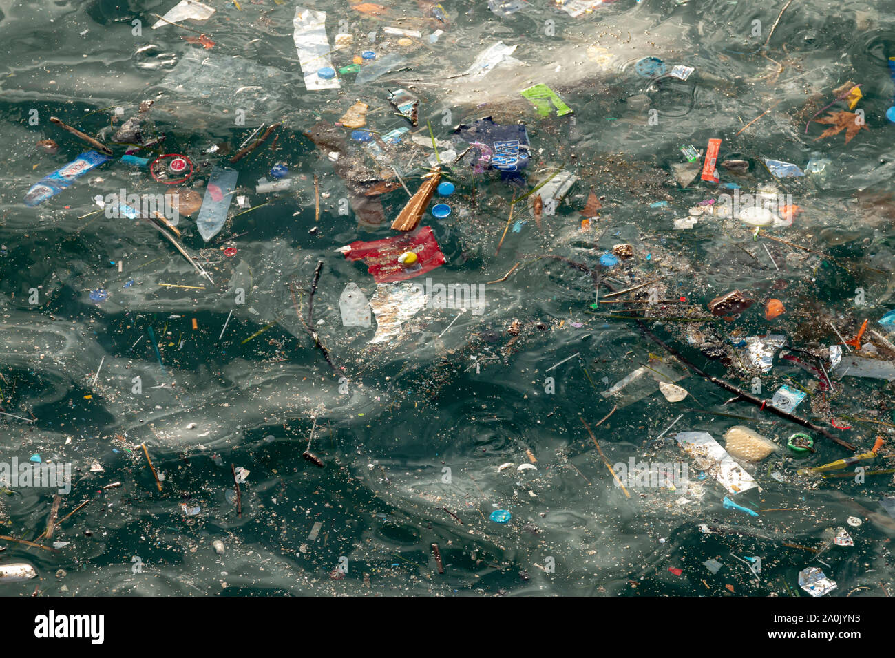 Litter at sea, environmental pollution Stock Photo - Alamy