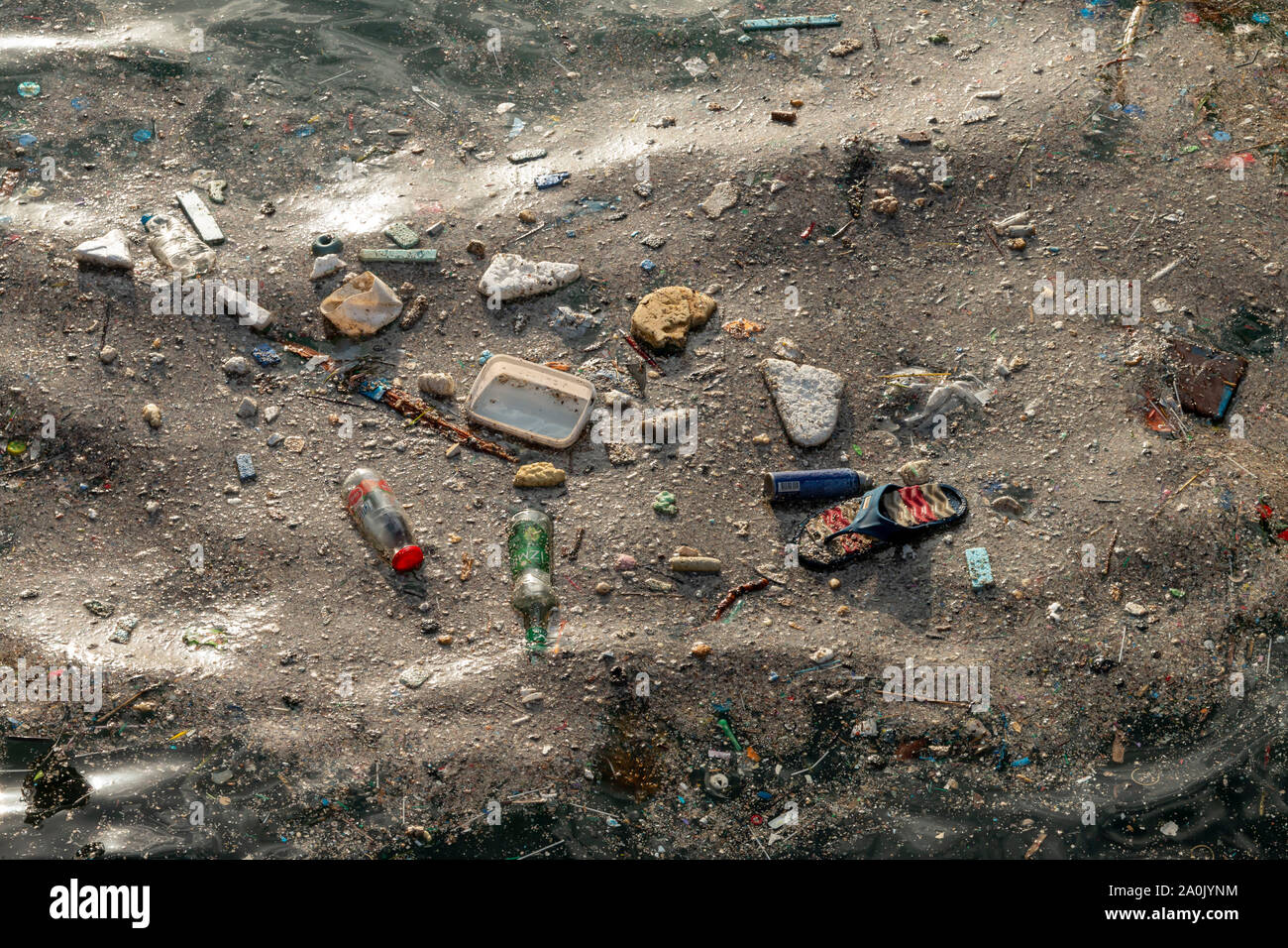 Litter at sea, environmental pollution Stock Photo - Alamy