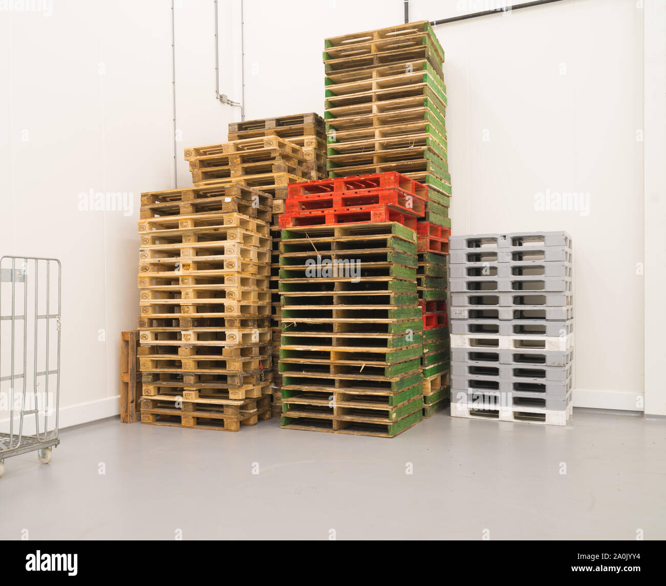 Piled up pallets hi-res stock photography and images - Alamy