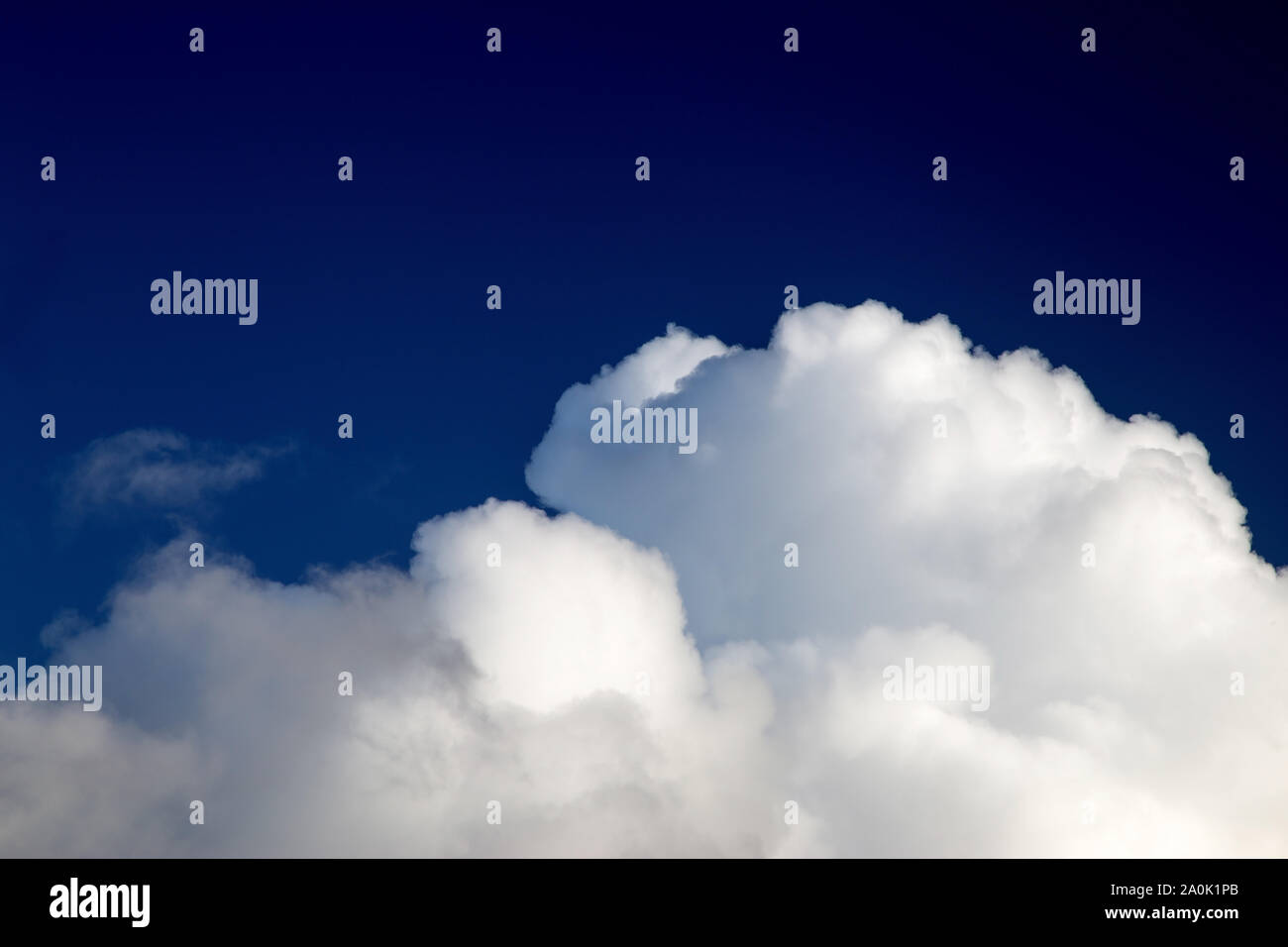 Deep blue sky with large white cloud formation Stock Photo - Alamy