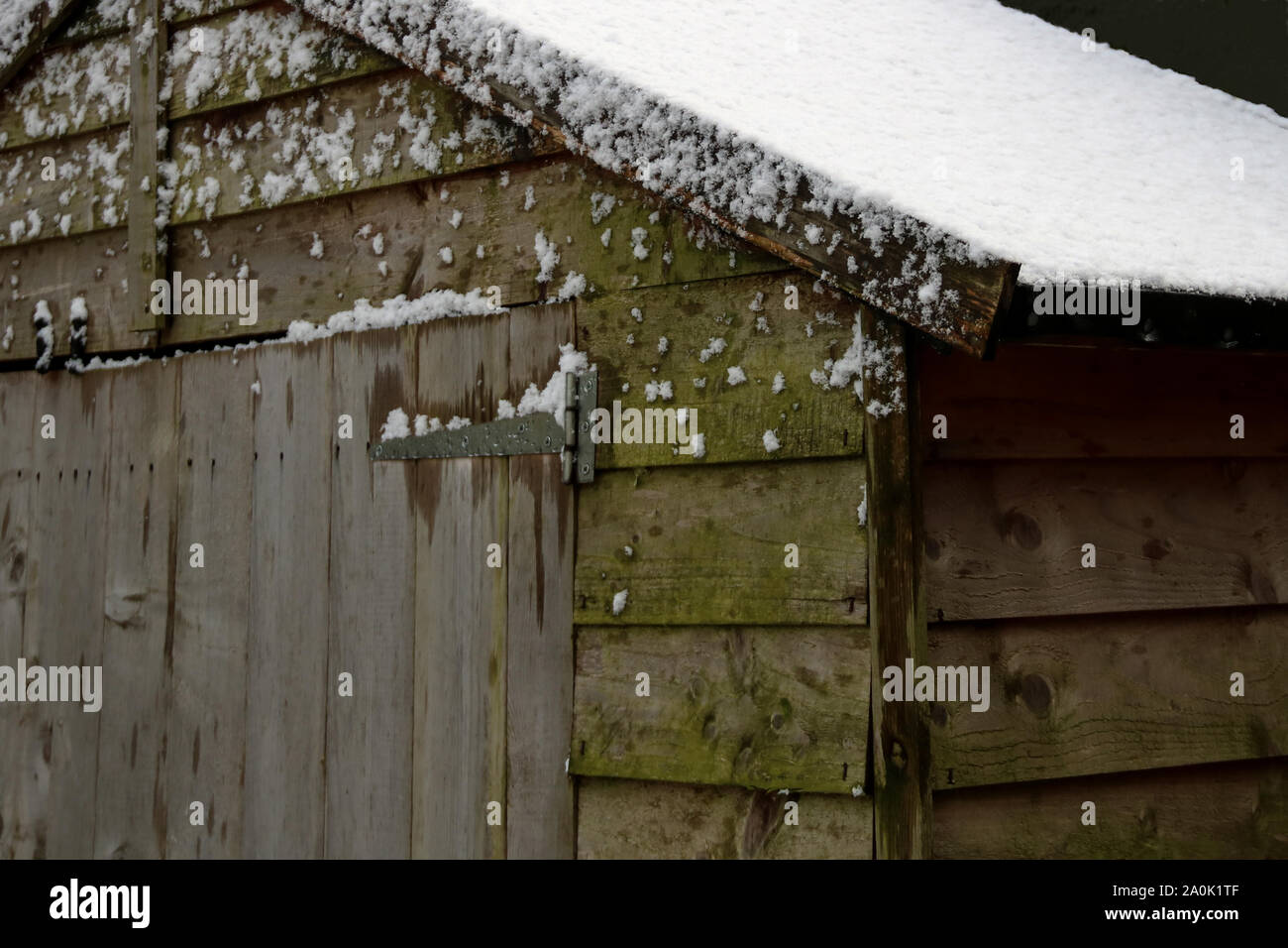 Snow on roof of old timber garden shed Stock Photo - Alamy