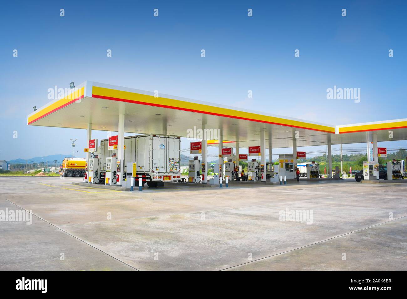 Shell petrol station on street hi-res stock photography and images - Alamy