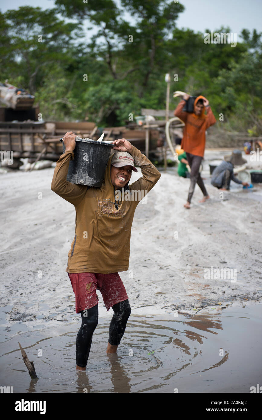 Miners working in a traditional tin mine Stock Photo - Alamy