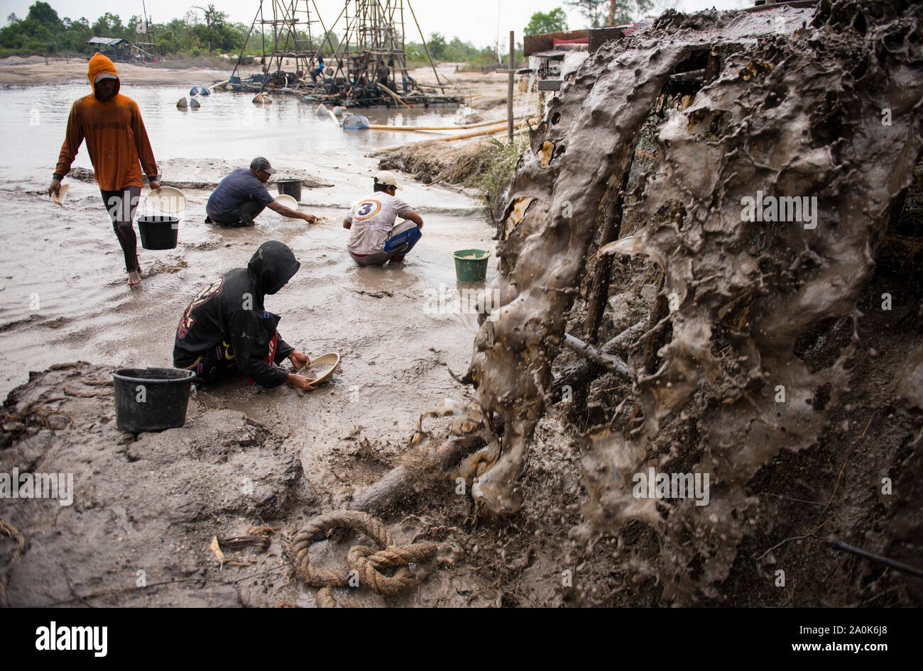 Miners working in a traditional tin mine Stock Photo - Alamy