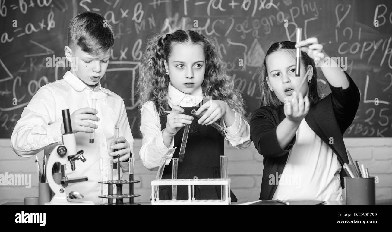 Pupils science laboratory experiment Black and White Stock Photos ...