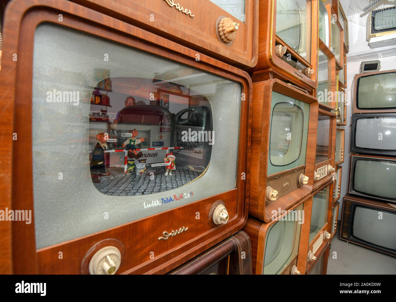 Old television sets hi-res stock photography and images - Alamy