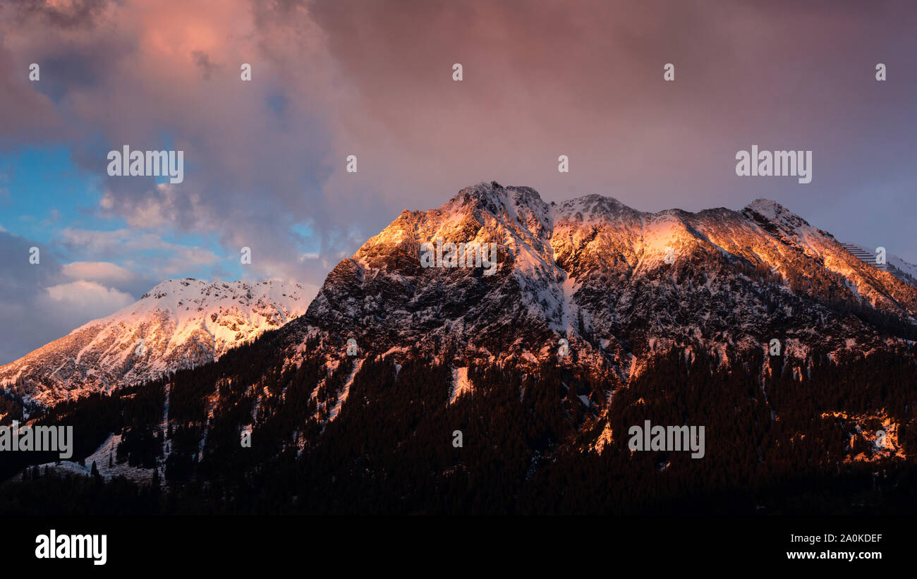 Light glow on mountains hi-res stock photography and images - Alamy