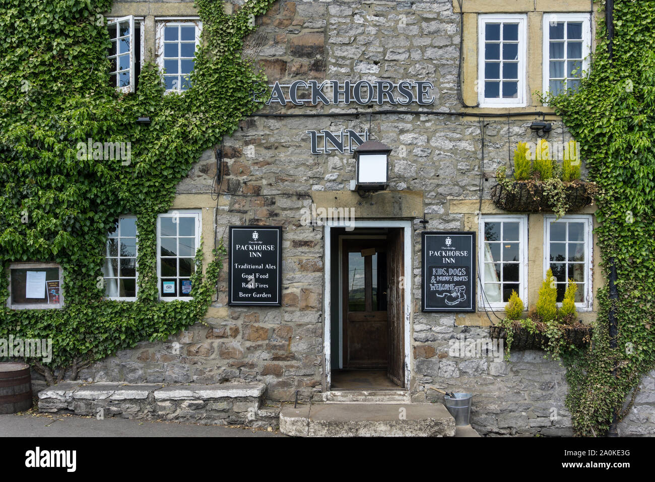 Derbyshire Pub High Resolution Stock Photography and Images - Alamy