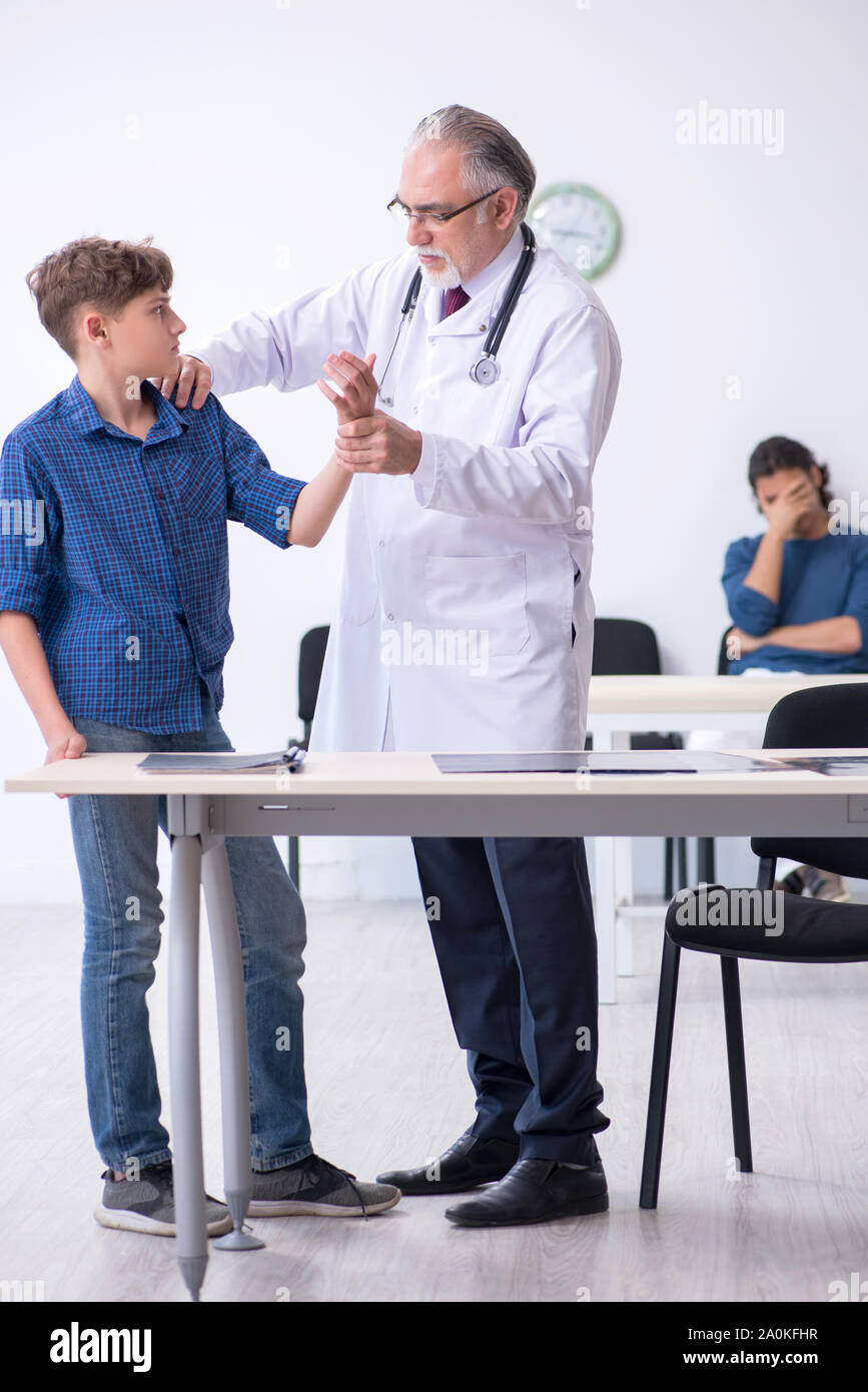 The young boy visiting doctor in hospital Stock Photo - Alamy