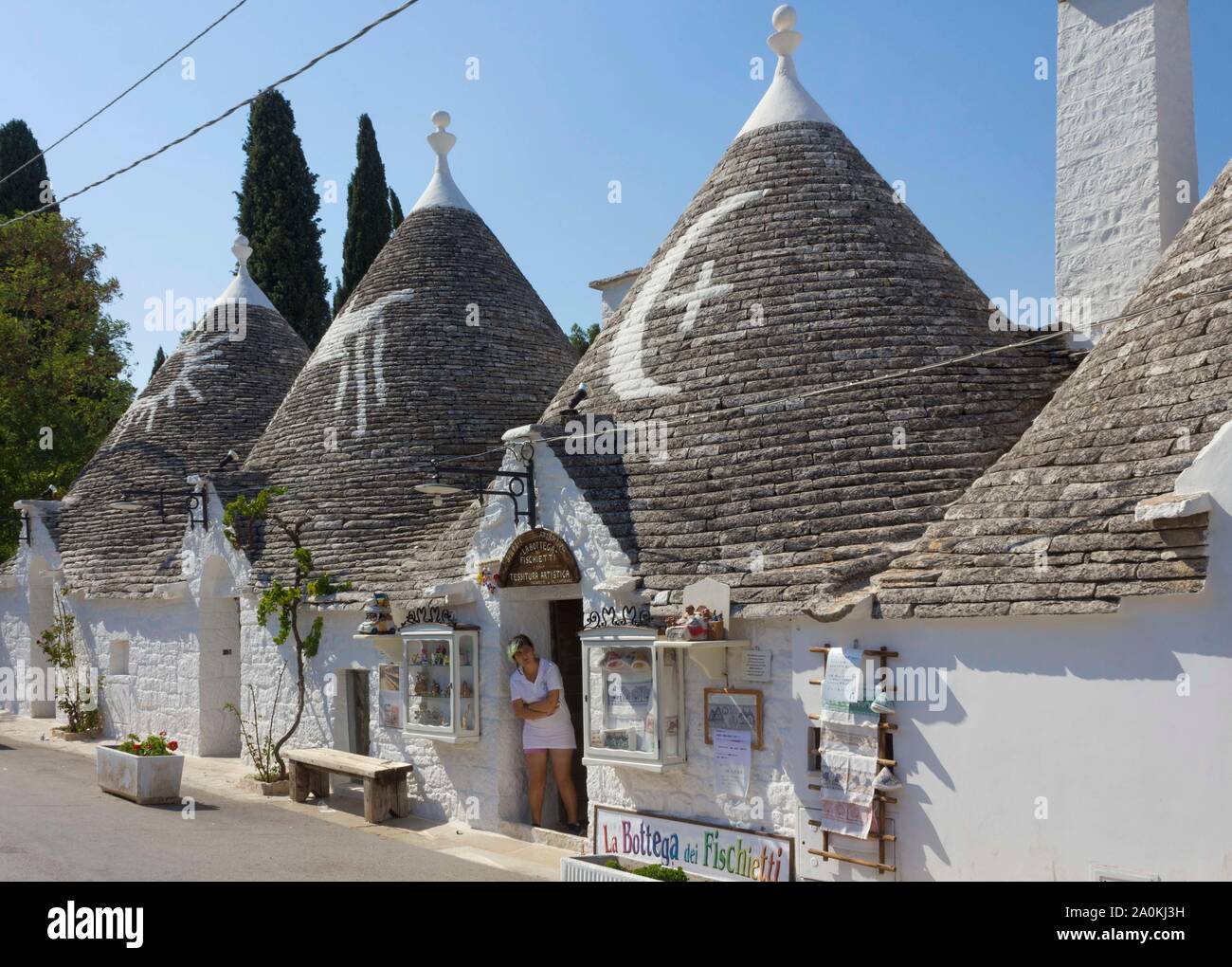 ALBEROBELLO, ITALY - AUGUST 27 201: External view of a souvenir shop ...