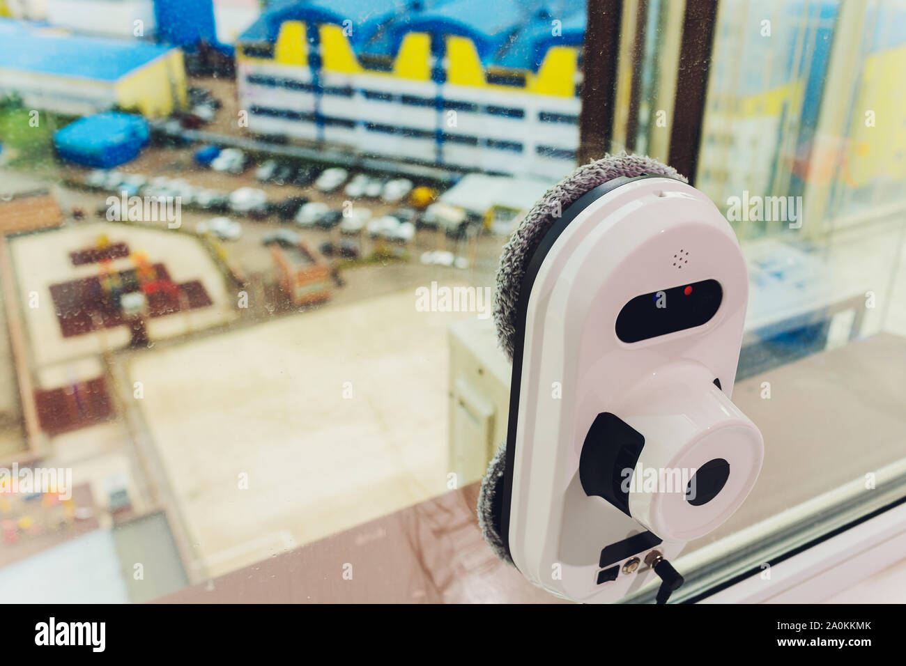 Vacuum cleaner robot cleaning window in high building outdoor Stock ...