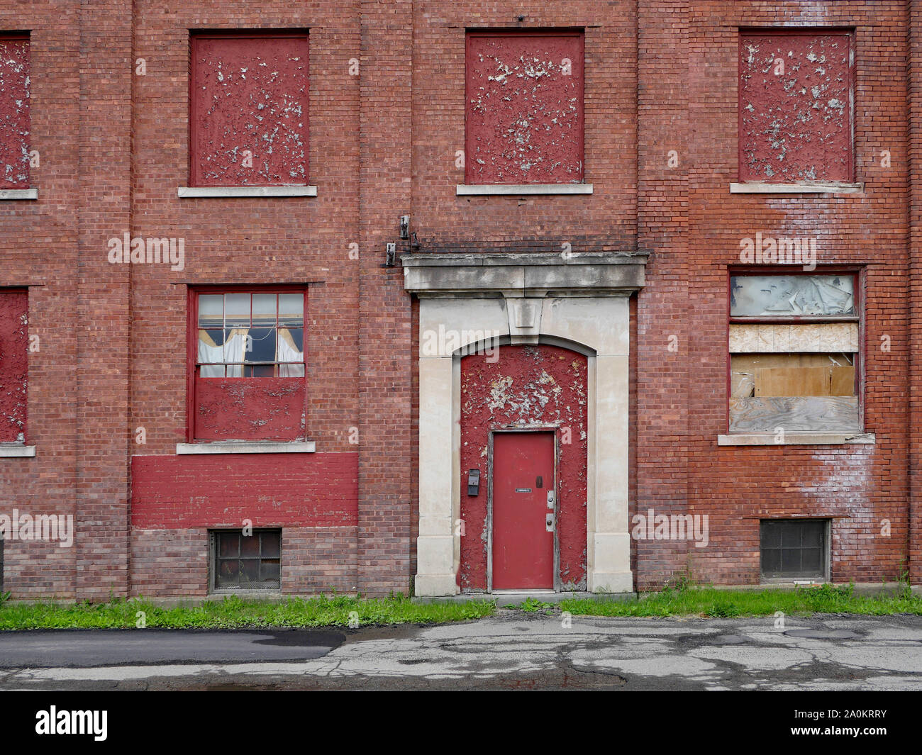 Old vacant abandoned industrial or warehouse building Stock Photo - Alamy