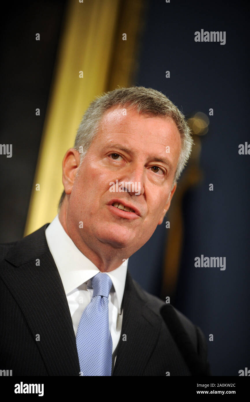 NEW YORK, NY - OCTOBER 23: New York Mayor Bill De Blasio hosts a press ...