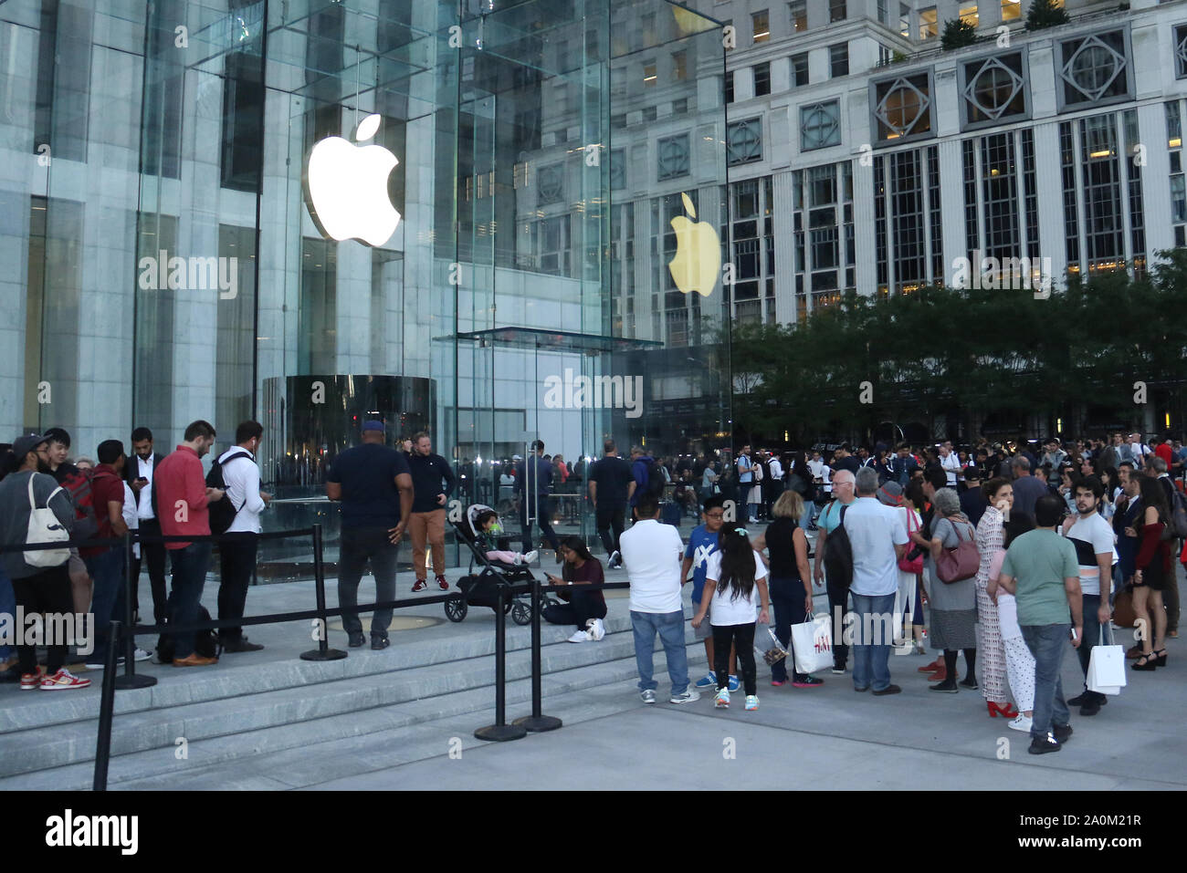Apple store line 2019 hi-res stock photography and images - Alamy