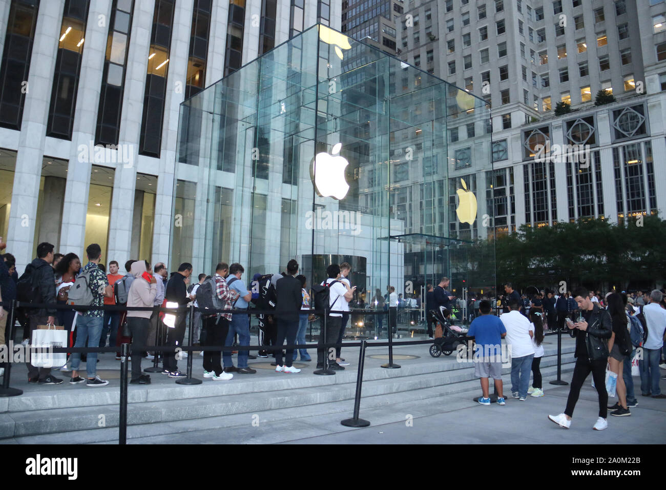 Apple store line 2019 hi-res stock photography and images - Alamy