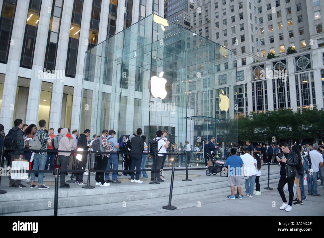 Apple store usa 2019 hi-res stock photography and images - Alamy