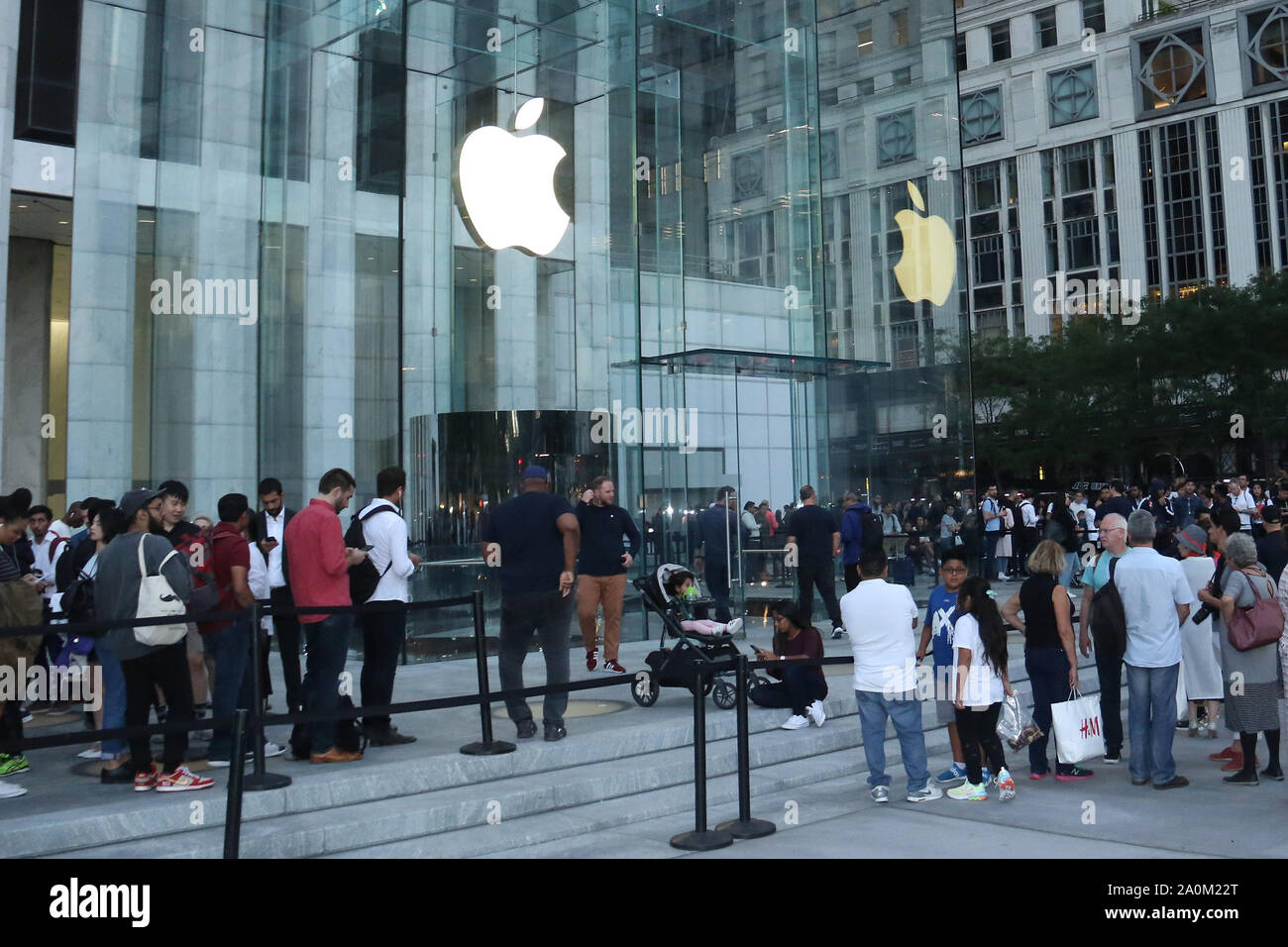 Apple store line 2019 hi-res stock photography and images - Alamy