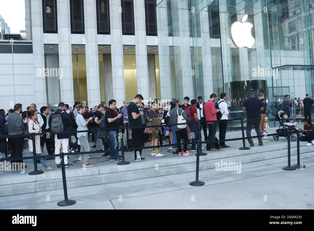 Apple store line hi-res stock photography and images - Alamy