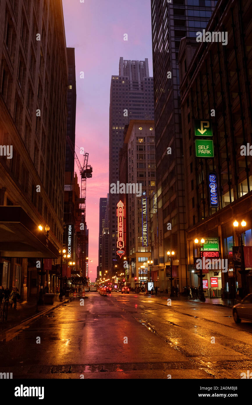 Winter evening in Chicago's Loop theater district after sunset Stock ...