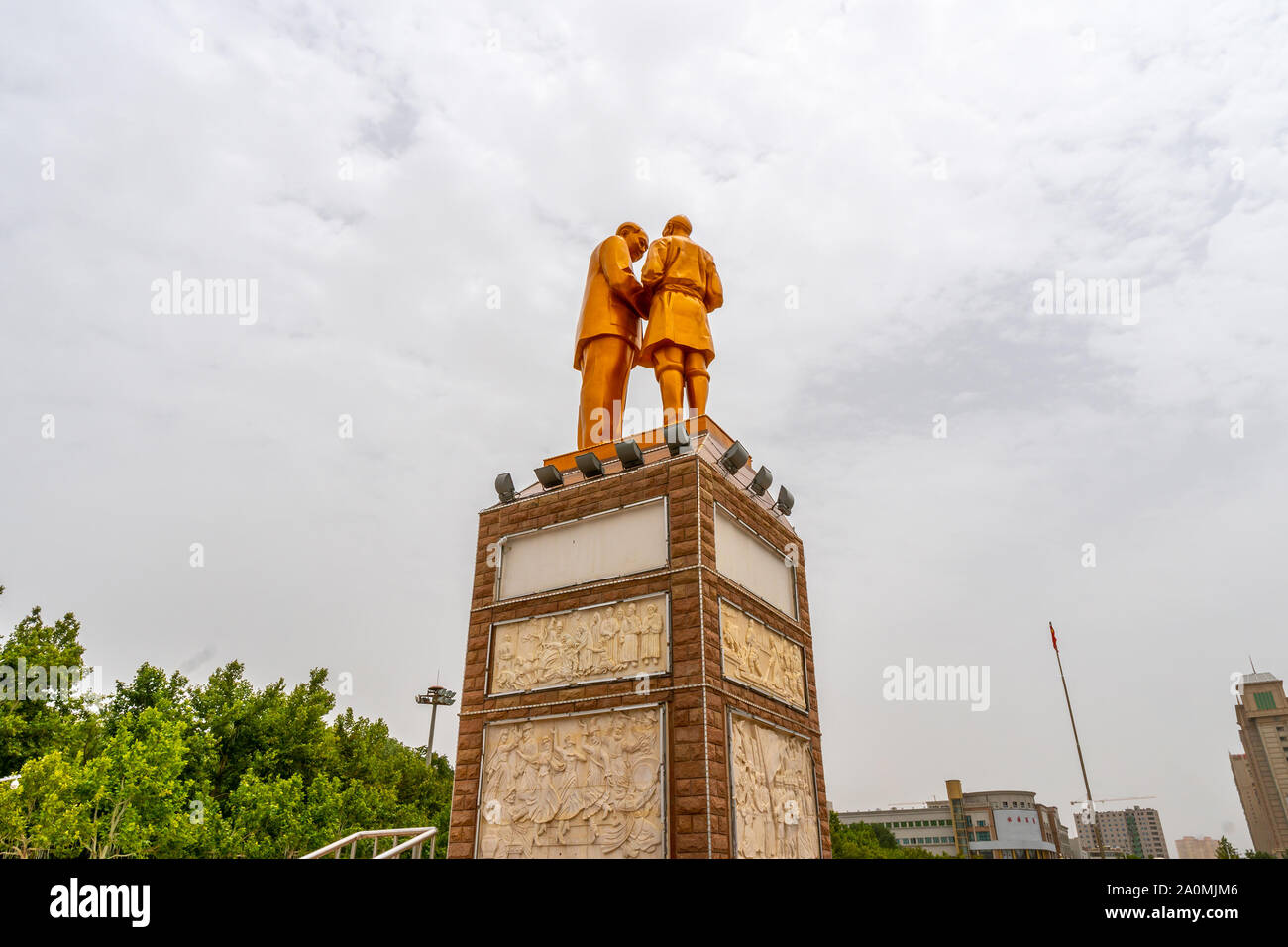 Hotan Tuanjie Square Brazen Statue of Chairman Mao Zedong Shaking his ...